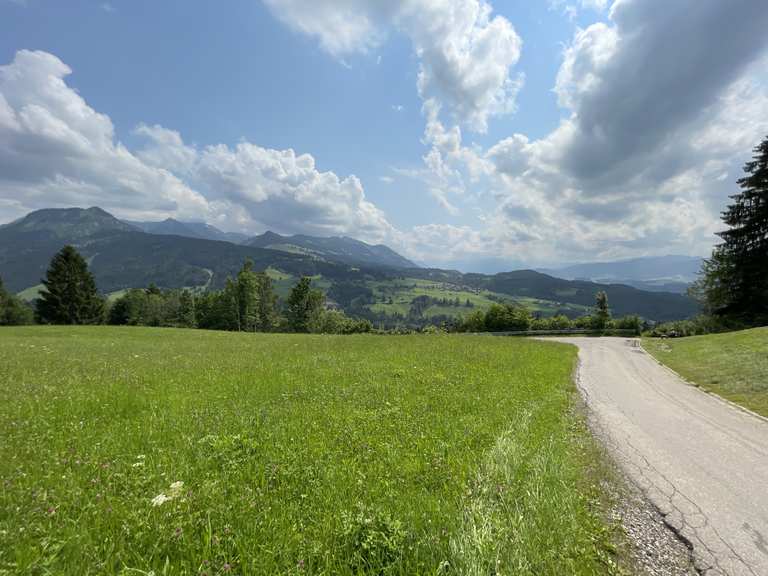 Schöner Blick ins Tal und auf die Berge: Wanderungen und Rundwege | komoot