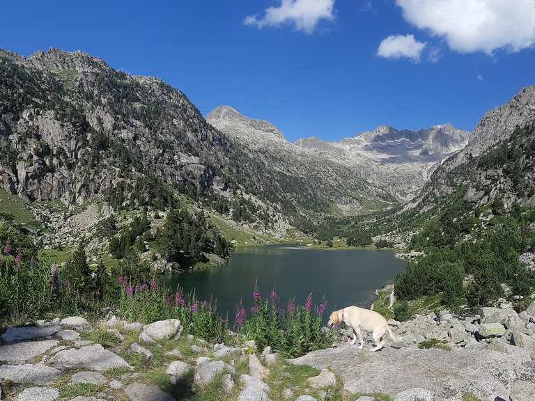 Refugio de Conangles, Estany de Besiberri y Refugi Nou de Besiberri ...