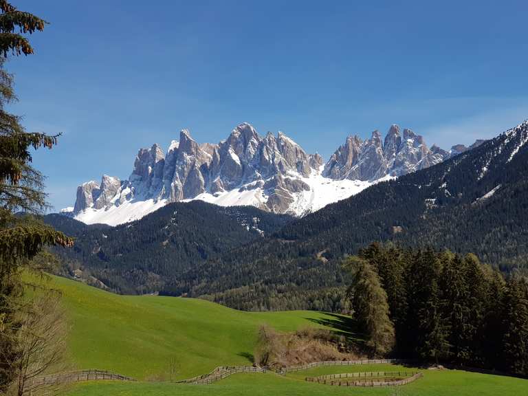 Villnößtal mit Blick auf die Geislerspitzen Routes for Walking and ...