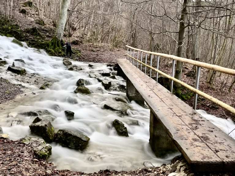 Neidlinger Wasserfall – Talblick nach Neidlingen Runde von Neidlingen ...