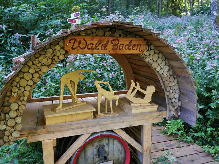 Fontana Wald Baden e sculture di yoga : percorsi escursionistici e ...