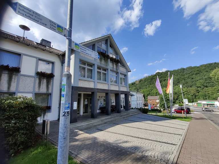 Rathaus und Touristeninformation Hellenthal: Wanderungen und Rundwege | komoot