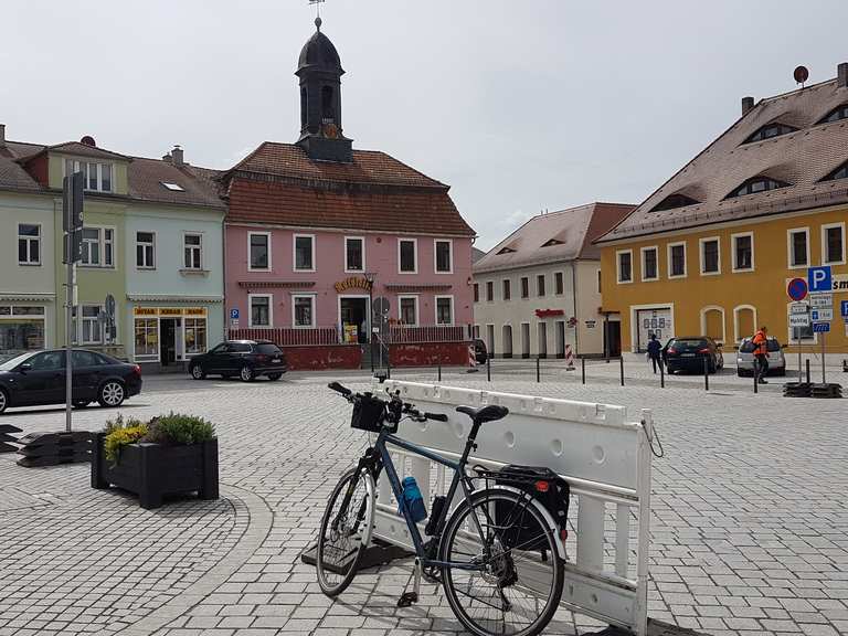 Marktplatz Radeburg mit Rathaus und Brunnen - Itinéraires vélo et carte ...