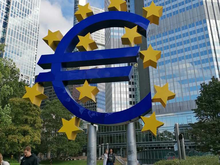 Sitz der Europäischen Zentralbank ("Eurotower"): Wanderungen und ...
