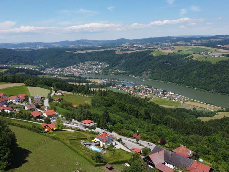 Drohnen Aufnahme Burg und Kirche Vichtenstein: Mountainbike-Touren und ...
