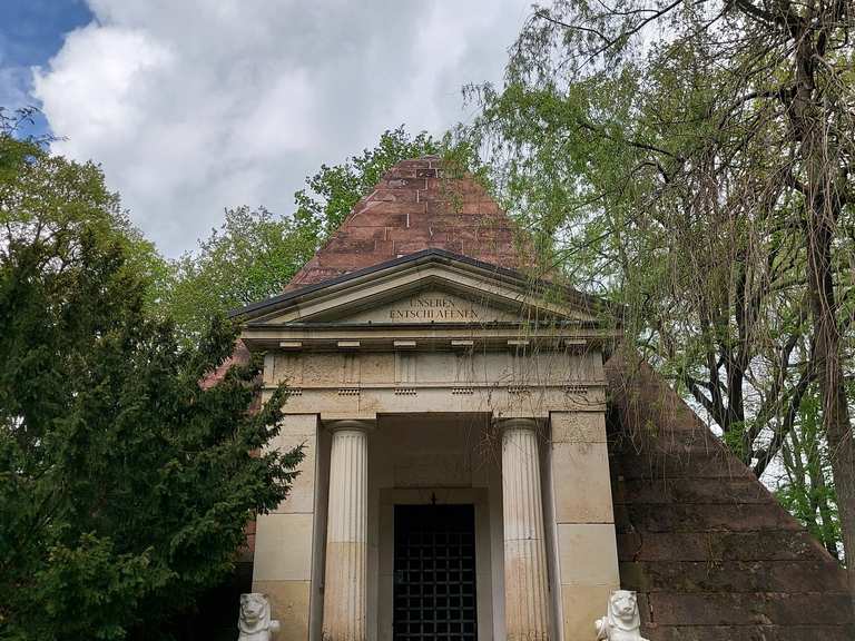 Pyramide (Grablege) im Schlosspark Machern: Wanderungen und Rundwege ...