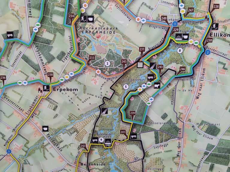 Beeld kerkje Erpekom – Eingang Center Parc Erperheide Rondje vanuit ...