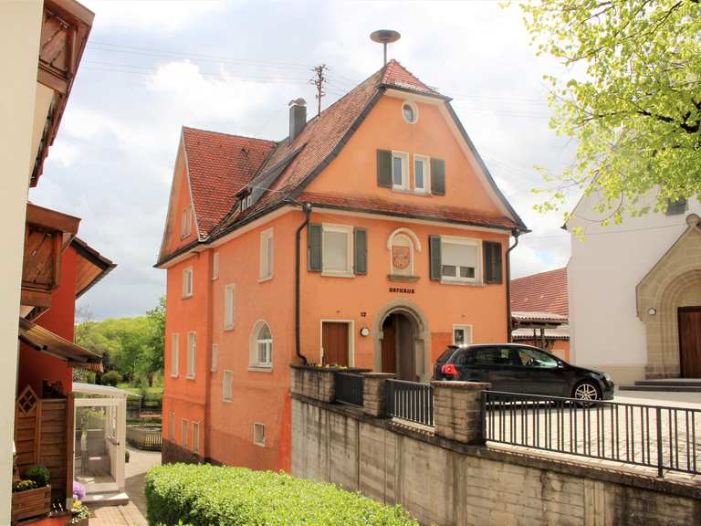 Rathaus, Kirche und schöner Dorfbrunnen in Schnittlingen: Wanderungen ...