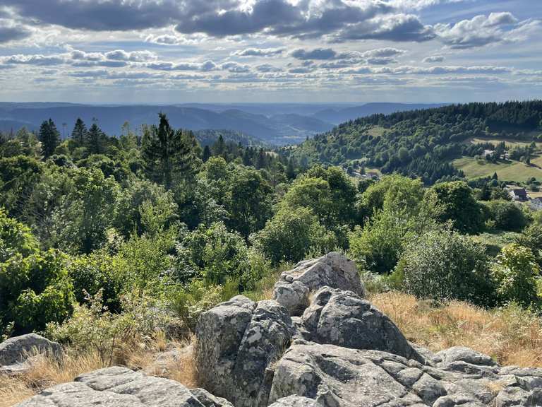 La Piquante Pierre et le croix du Haut du Roc — boucle depuis Basse-sur ...