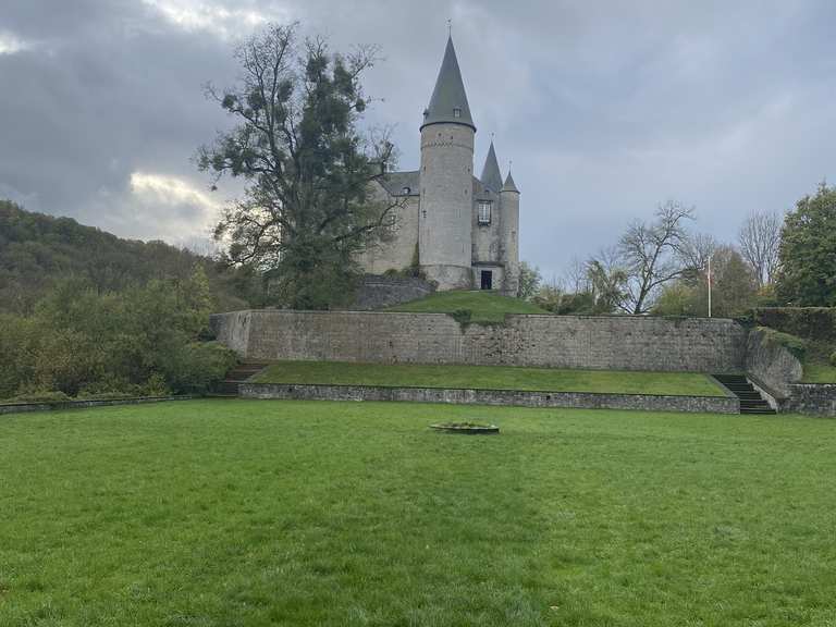 Vue sur le Château de Vêve wandelroutes en hikes | Komoot