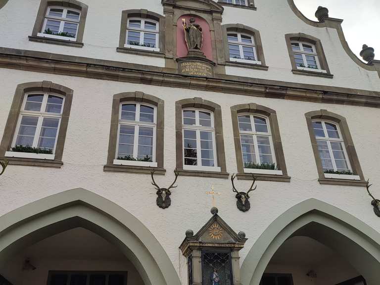 Historisches Rathaus Brilon mit Glockenspiel: Wanderungen und Rundwege ...