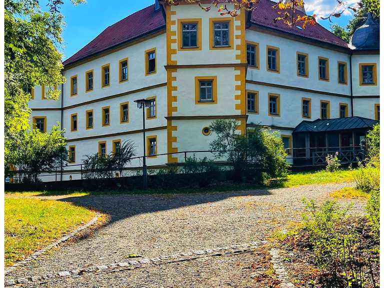 Marisfeld Castle – Hiking & Cycling Routes | Komoot
