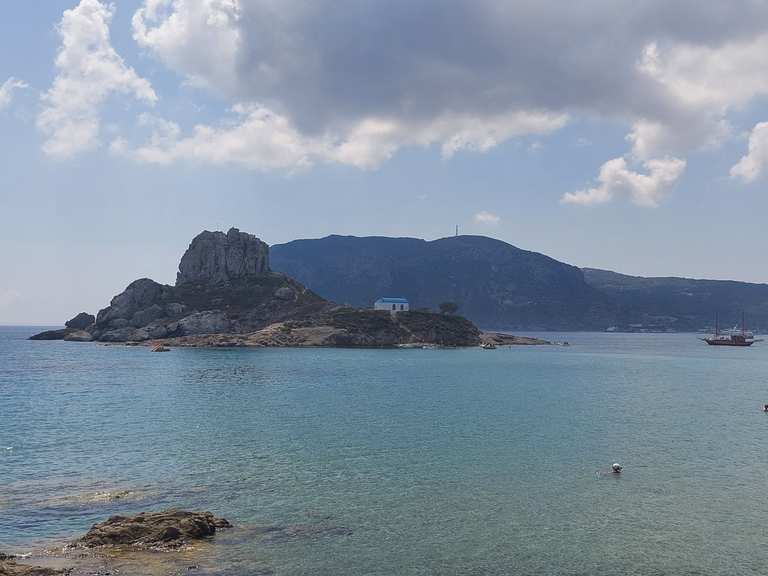Ruines de la basilique Saint-Stéphanos et vue sur l’île de Kastri ...