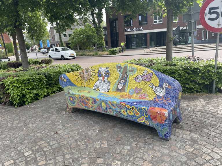 Mozaïek bankje op het plein: Wanderungen und Rundwege | komoot