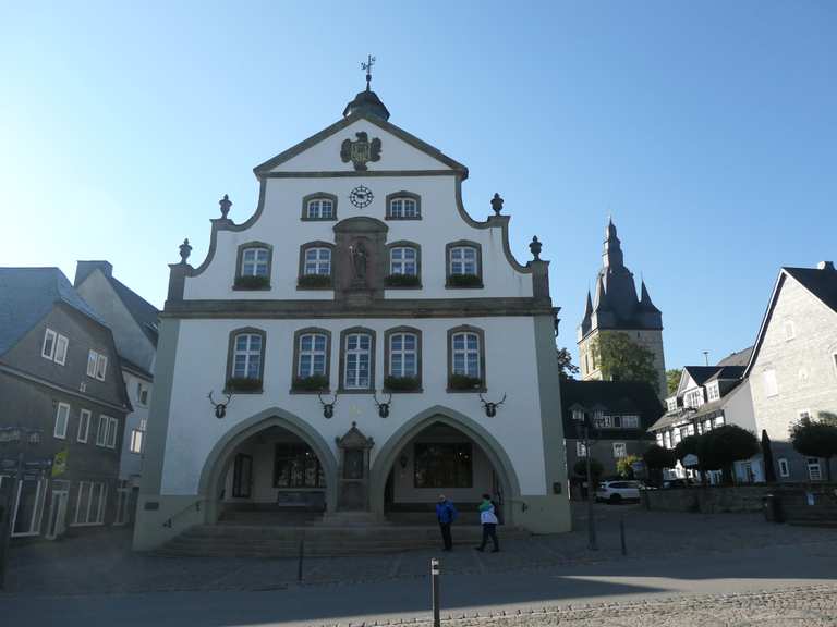 Historisches Rathaus Brilon mit Glockenspiel: Wanderungen und Rundwege ...