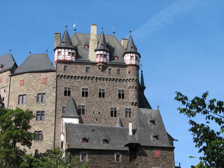 Brücke über den Elzbach – Blick auf die Burg Eltz Runde von Müden ...