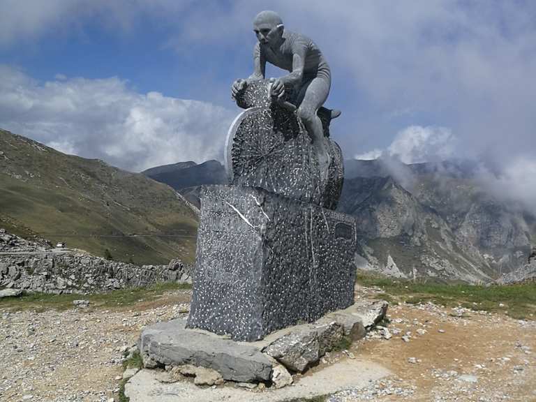 Statua di Marco Pantani sul Colle Fauniera: Rennradfahren und ...