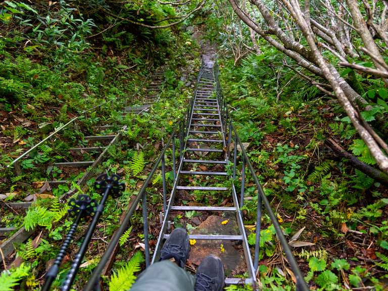De Dewa Sanzan heilige bergen: Mt. Gassan omlaag naar Mt. Yudono ...