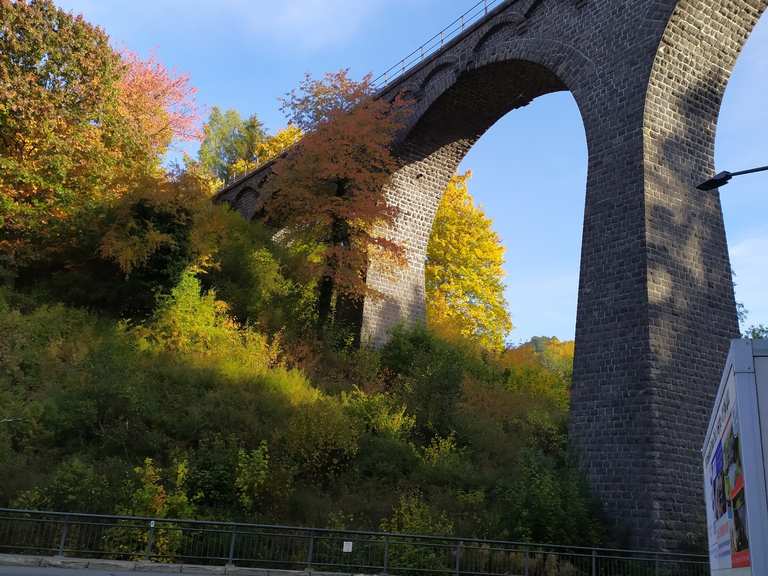 Mooi viaduct bij Gillenfeld – Fietspad op een spoorlijn rondtocht ...
