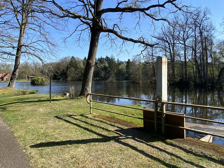 Guter Fahrradweg an Nebenstraße in schöner Landschaft: Radtouren und ...