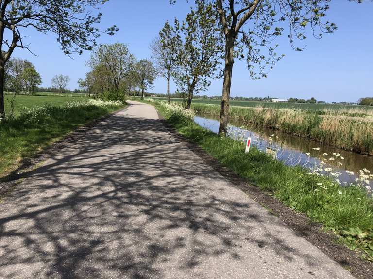 Prachtige slingerende weg langs een riviertje: Rennradfahren und ...