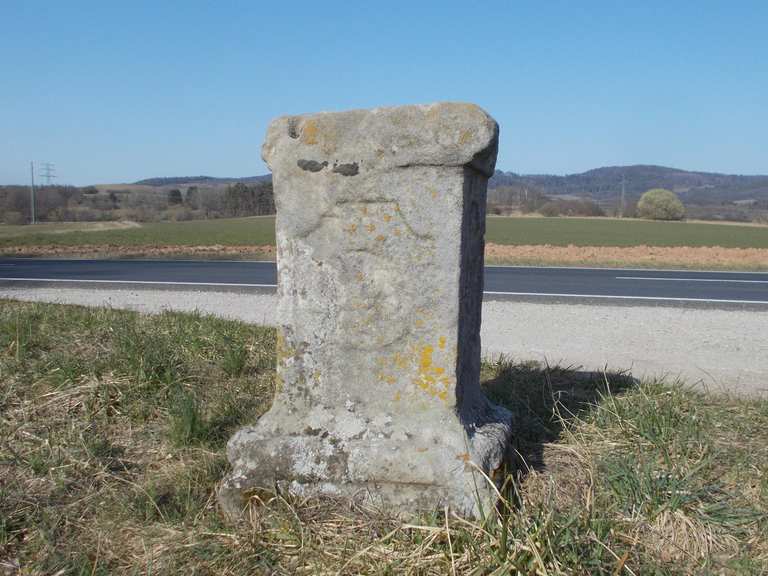 Steinquader mit Wappen und Steinkreuz: Wanderungen und Rundwege | komoot