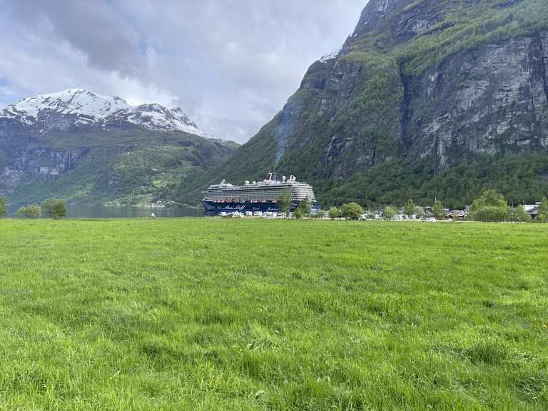 Geiranger Dorf am Kopf des Geirangerfjords: Wanderungen und Rundwege ...