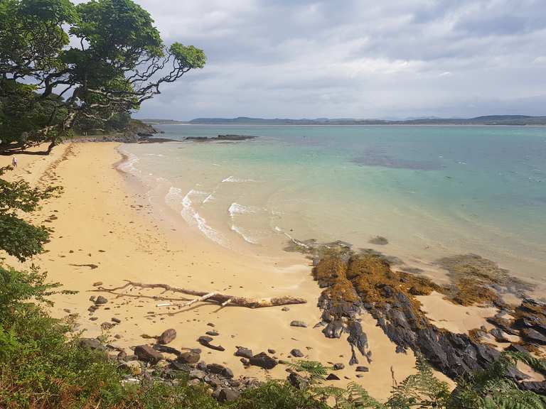 Loop do Parque Florestal de Ards para a praia de Binnagorm e a baía de ...