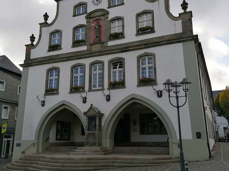 Historisches Rathaus Brilon mit Glockenspiel: Wanderungen und Rundwege ...