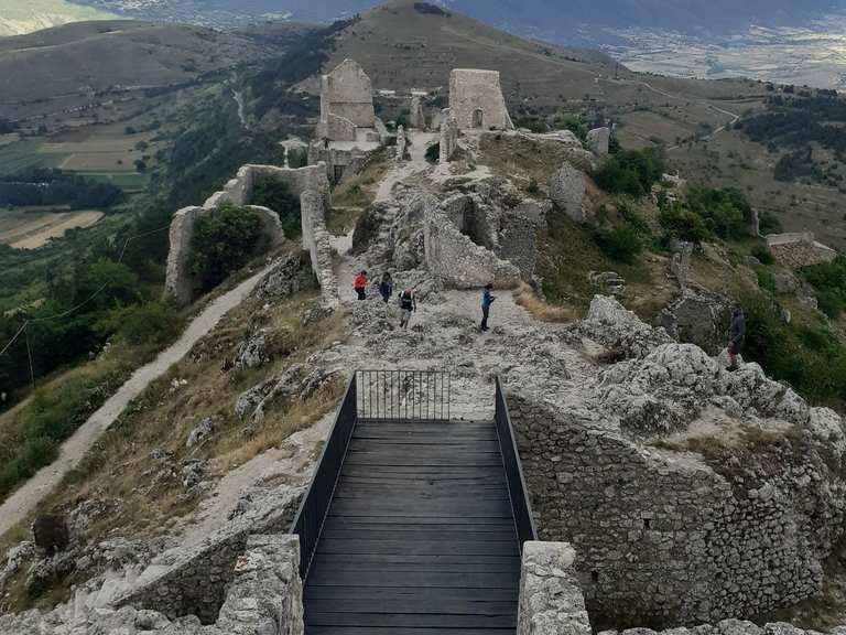Das Schloss von Rocca Calascio – Santa Maria della Pietà Runde von ...