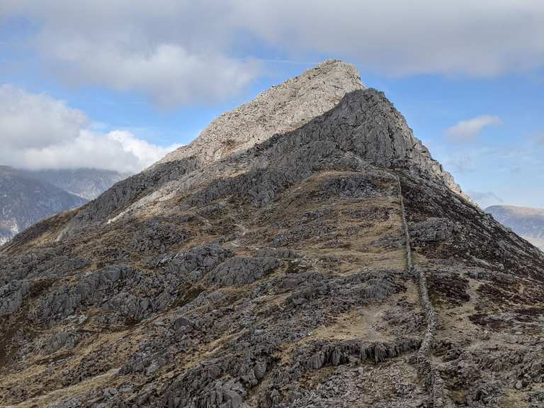 Tryfan North Ridge scramble loop from Llyn Ogwen — Snowdonia National ...