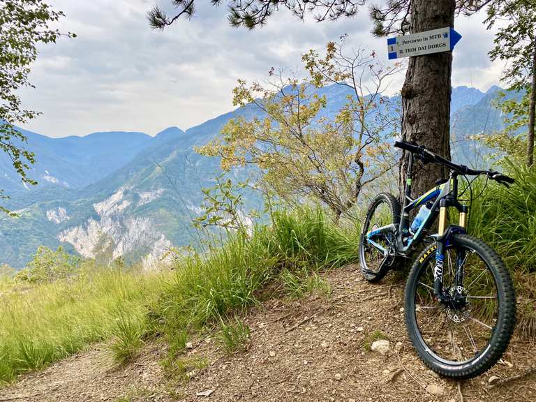 Salita al monte Cesariis e Monticello – giro ad anello da Moggio ...