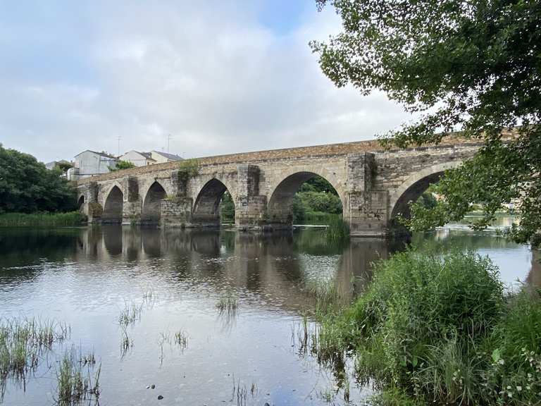 Muralla romana de Lugo – circular por el Ponte Vella y la Porta de San ...