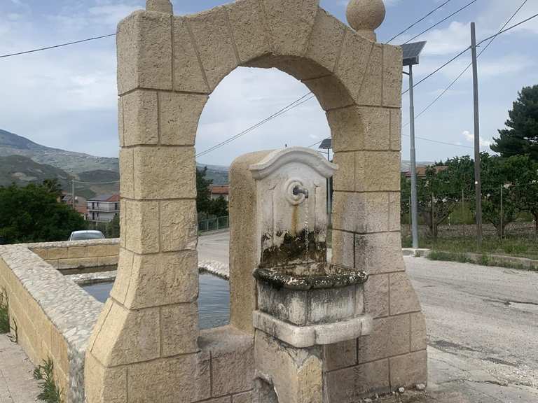 Alia et les grottes de Gurfa depuis la vallée du Platani - circuit ...