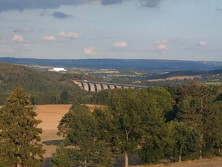 Blick auf die A72 Brücke Pirk: Wanderungen und Rundwege | komoot
