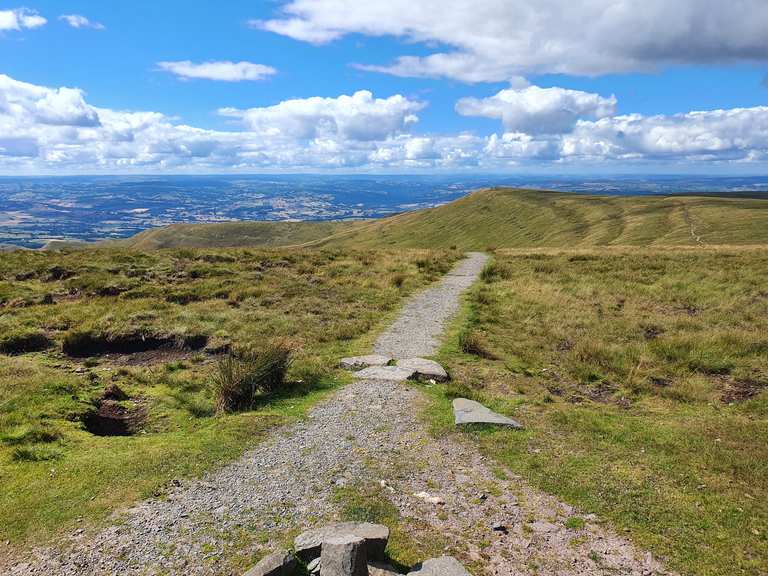 Waun Fach horse shoe from Llanbedr — Bannau Brycheiniog (Brecon Beacons ...