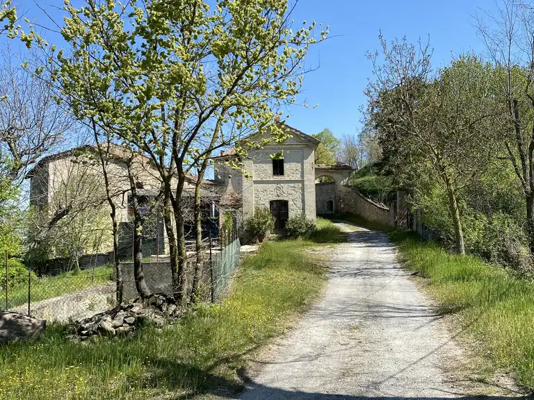 Châteaux et gisement de pétrole près de Vallezza - le Tour | randonnée ...