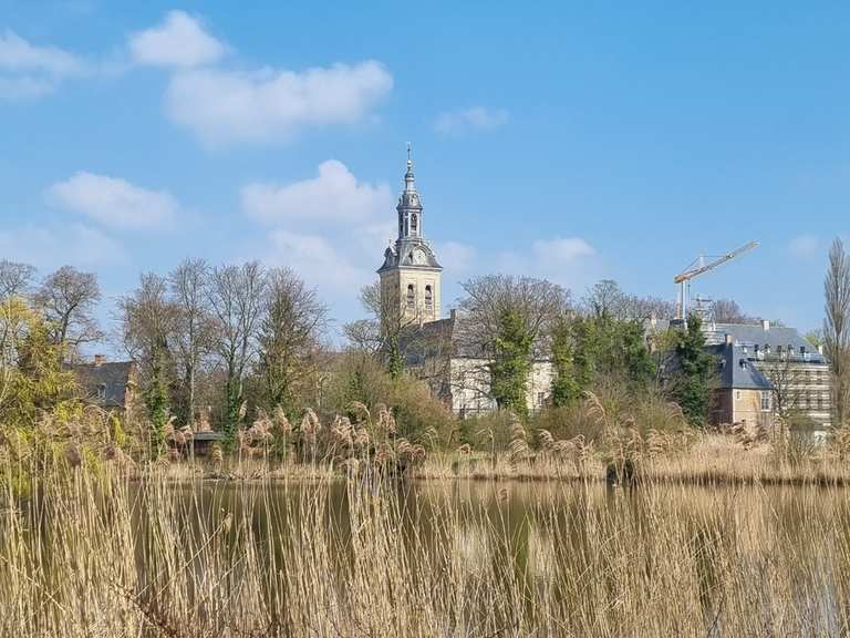Zicht op de abdij vanuit het meer wandelroutes en hikes | Komoot