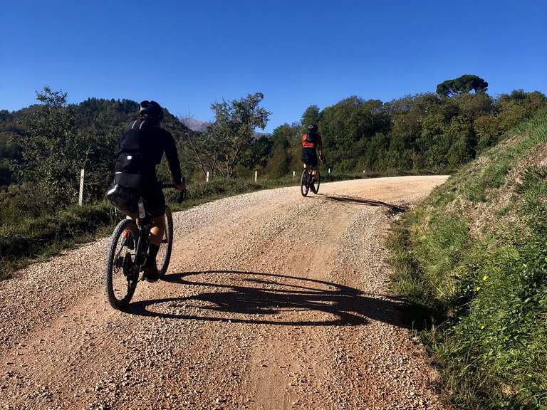 Gravel in Montemonaco, Lake Gerosa and the Sibillini Mountains – loop ...