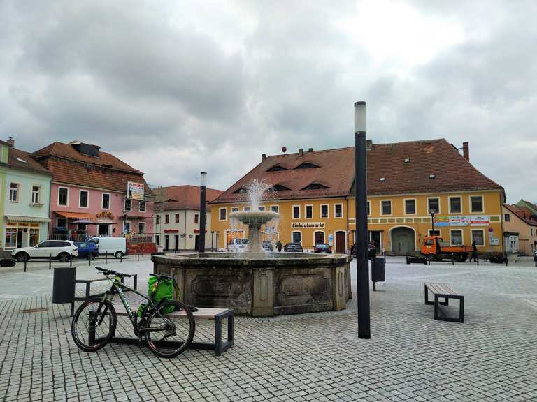 Marktplatz Radeburg mit Rathaus und Brunnen - Itinéraires vélo et carte ...