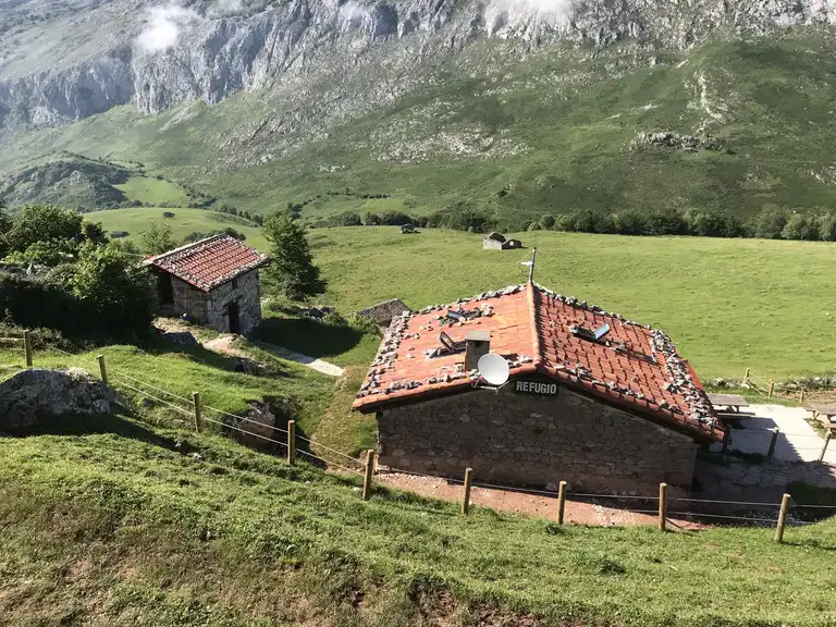 Poncebos, Ruta del Cares, Refugio Urriellu y Refugio La Terenosa ...
