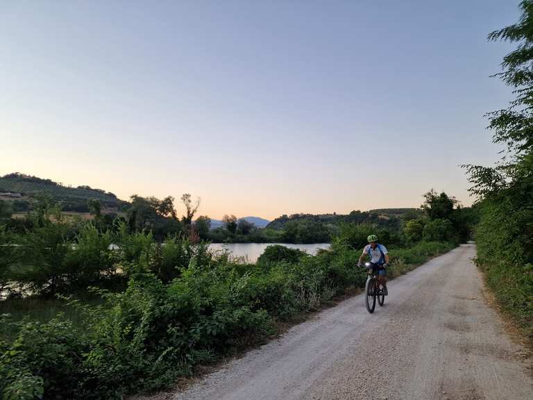 Gut befestigter Schotterweg entlang des Tiber : Radtouren und Radwege ...