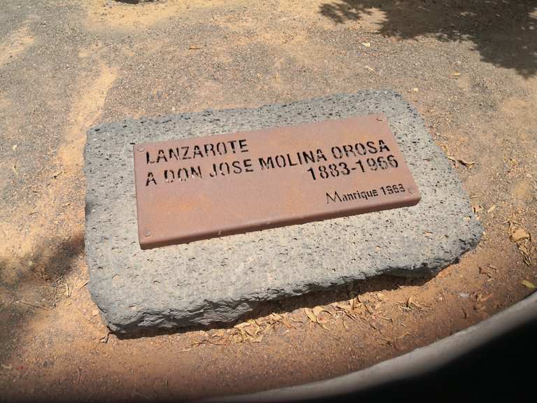 Lava-Monolith - Kunstwerk von César Manrique: Wanderungen und Rundwege ...