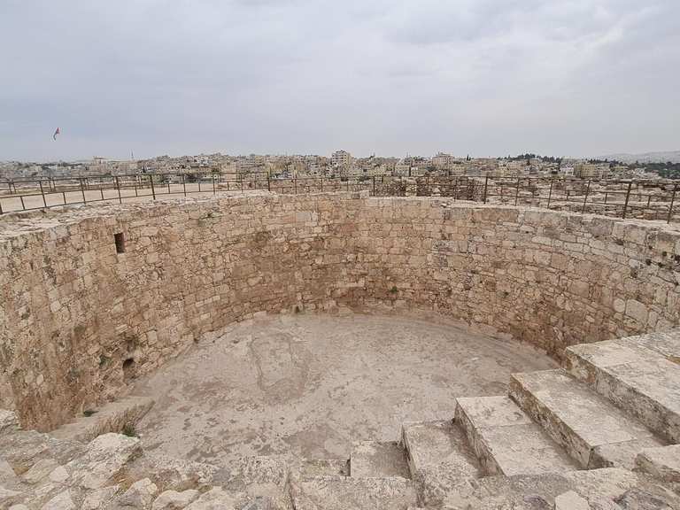 Umayyaden-Wasserzisterne (Birka), Zitadelle von Amman: Wanderungen und ...