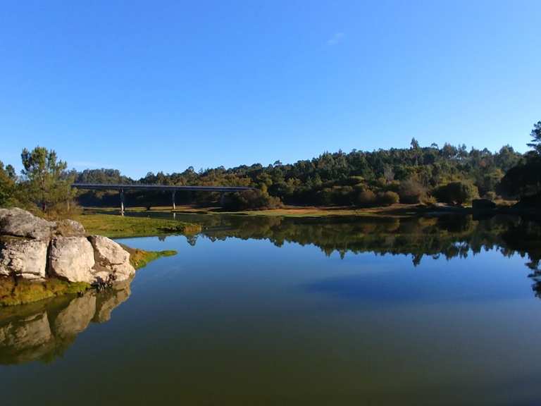 Die Brücke von Segade — Rundgang über den Stausee von Caldas und den ...