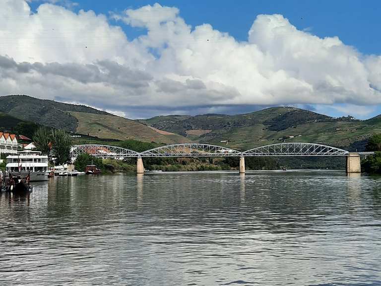 Uferpromenade von Pinhão – Blick auf das Pinhão-Tal Runde von Pinhão ...