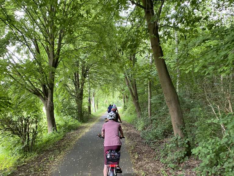 Ein toller Radweg auf einer alten Bahntrasse neben der Twiste ...