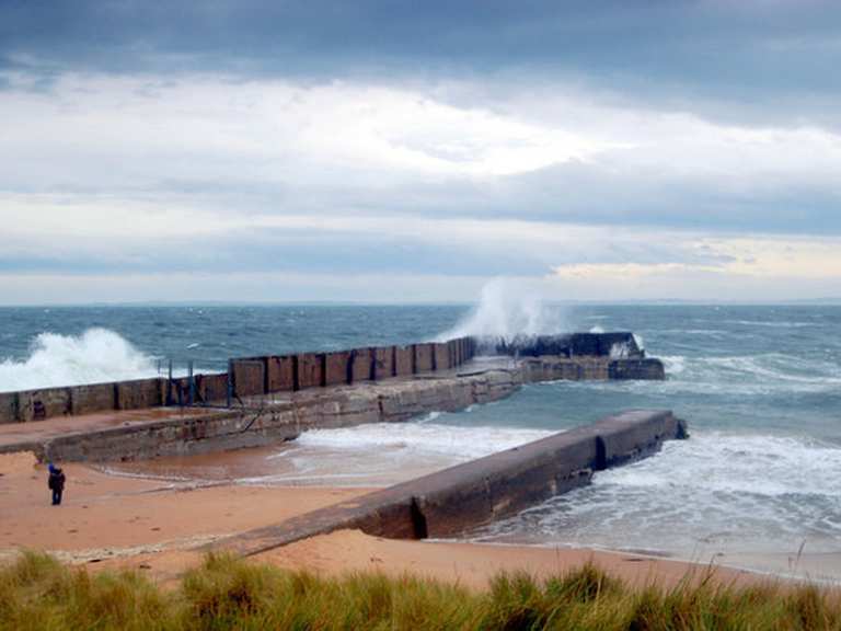 Dornoch Castle to Embo Pier via Dornoch Beach | hike | Komoot