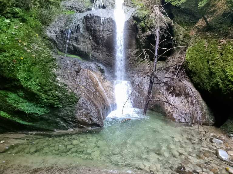 Gumpe und Kiesbänke unterhalb vom Wasserfall: Wanderungen und Rundwege ...