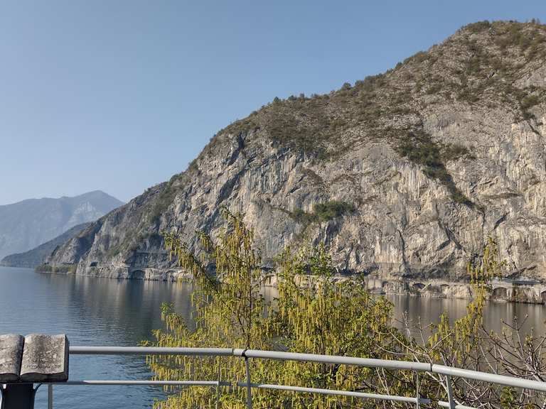 Bank mit Blick auf den Lago d'Iseo – Baia del Bogn Runde von Cerete ...